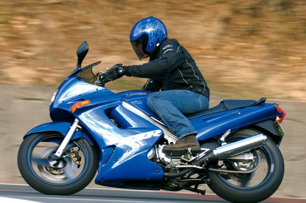 充実した装備を誇るZZRシリーズの末弟／ZZR250 | 試乗・車両解説 | カワサキイチバン