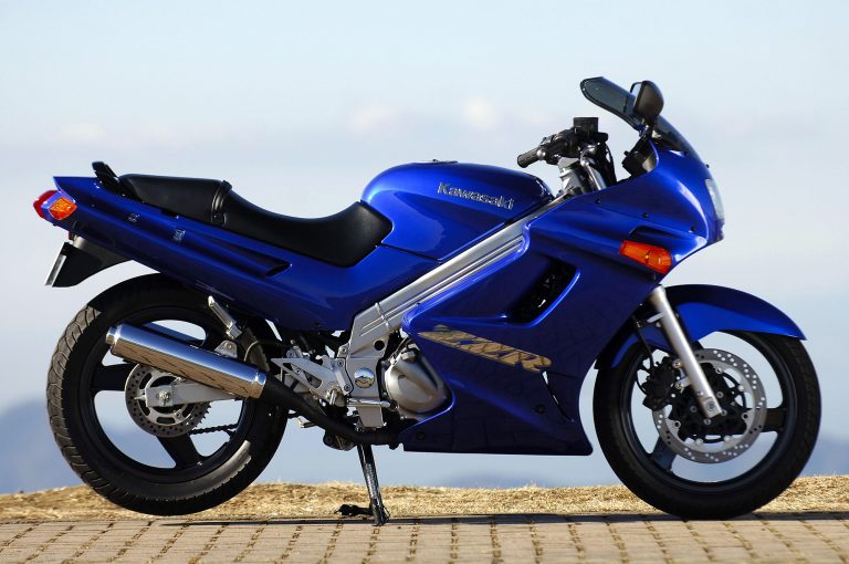充実した装備を誇るZZRシリーズの末弟／ZZR250 | 試乗・車両解説 | カワサキイチバン