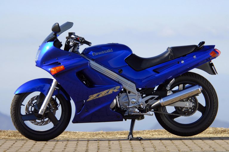 充実した装備を誇るZZRシリーズの末弟／ZZR250 | 試乗・車両解説 | カワサキイチバン