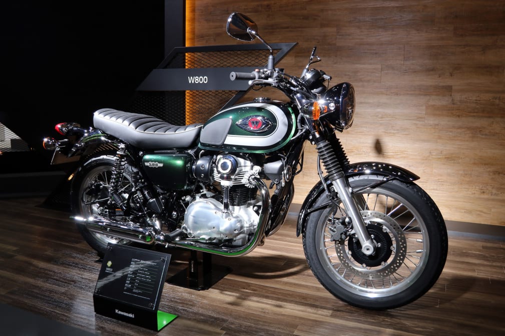 W800に3つめのバリエーションモデルが登場。フロント19インチ化やセンスタ標準装備など2020年モデルの相違点は多数あり | 新車 | カワサキイチバン